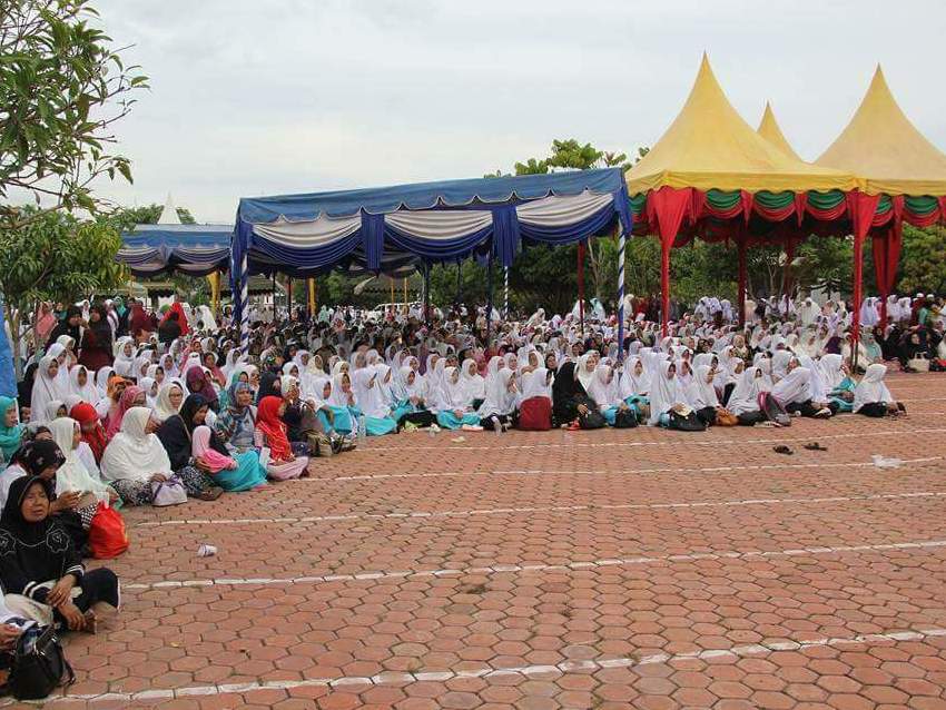 Ribuan Ummat Muslim Madina Antusias Menyambut Kedatangan DR. Syaikh ...