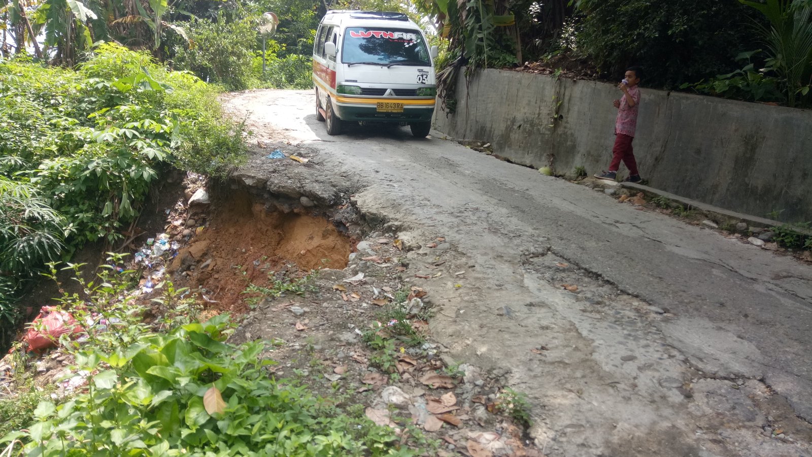Jalan di Desa Hayu Raja Ada Yang Amblas – Radio START FM Panyabungan